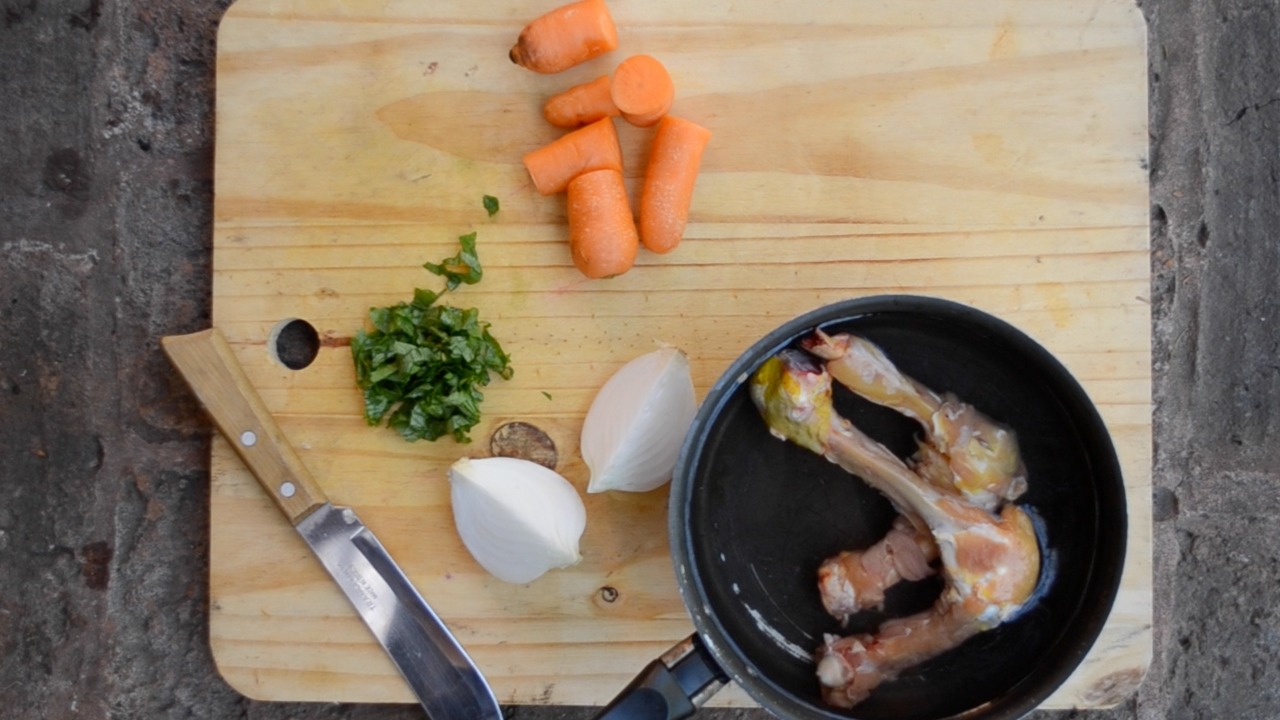 Roulette de pollo a la parrilla con coloradito "Mechita" y calabacita ...
