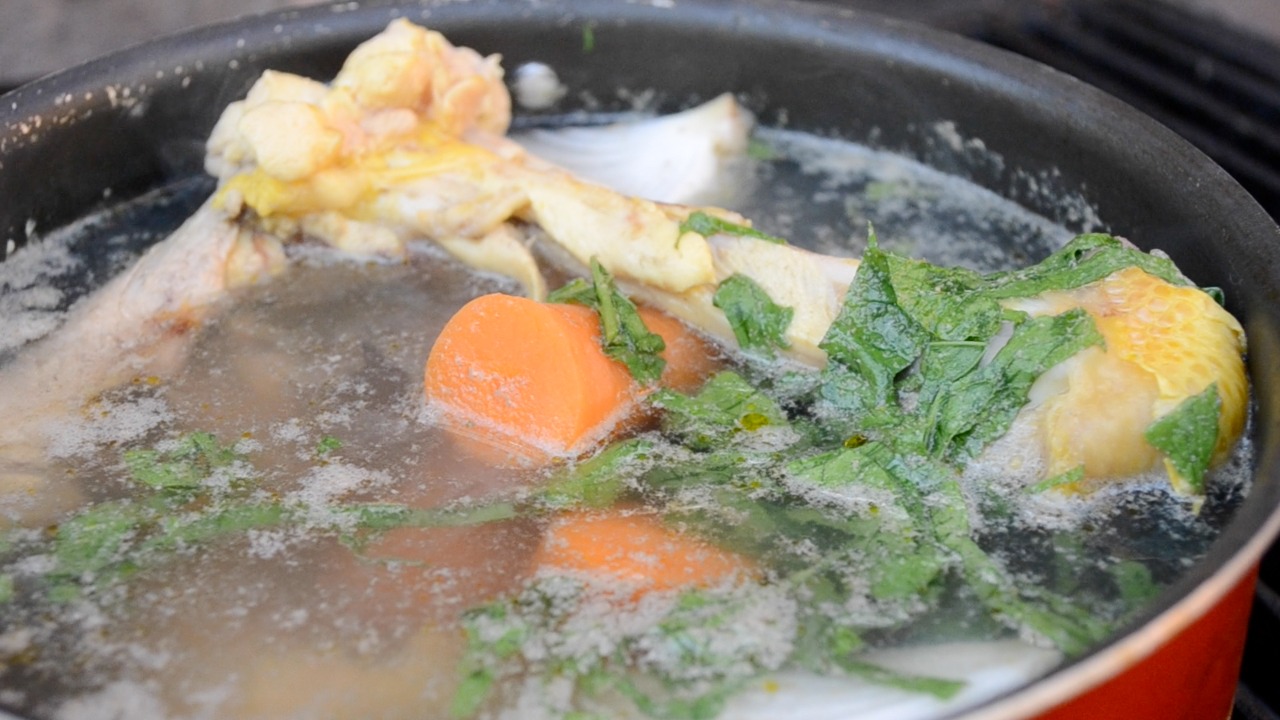 Roulette de pollo a la parrilla con coloradito "Mechita" y calabacita ...