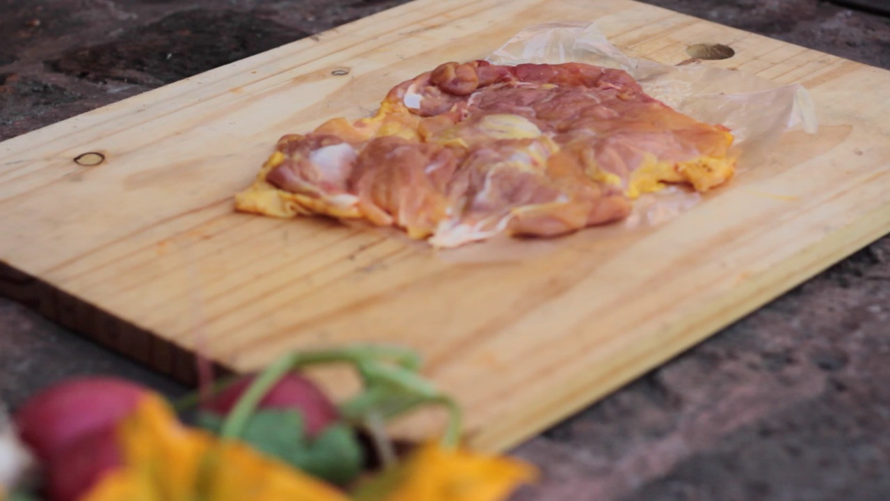 Roulette de pollo a la parrilla con coloradito "Mechita" y calabacita ...