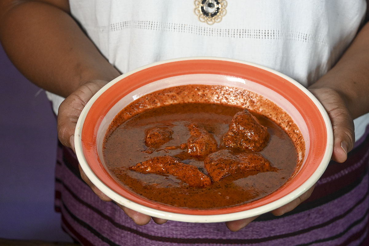 El manjar costeño: Mole de chicatanas - Leche con tuna