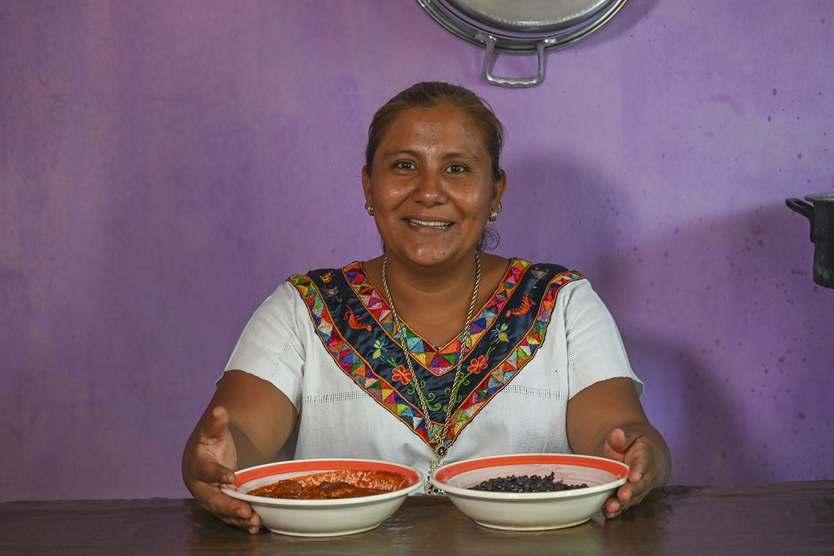 El manjar costeño: Mole de chicatanas - Leche con tuna