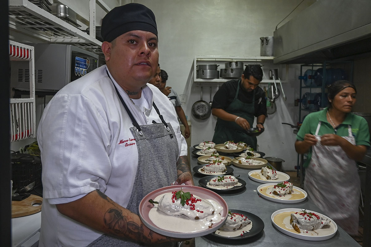 Inicia la temporada de chiles en nogada en La Carreta - Leche con tuna